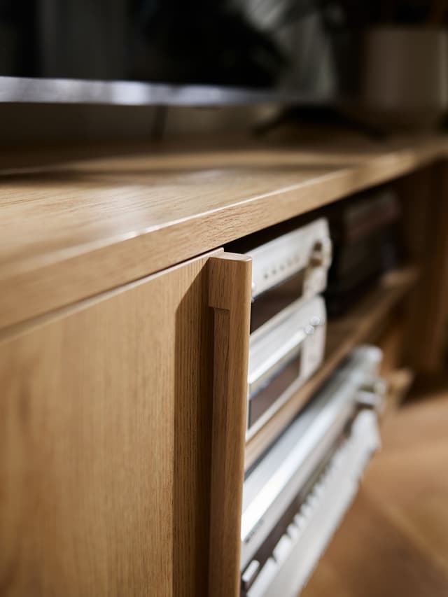 Wide RTV cabinet Well | VOX