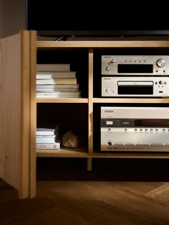 Wide RTV cabinet Well | VOX